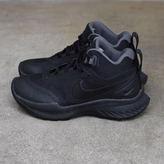 Black nike react store